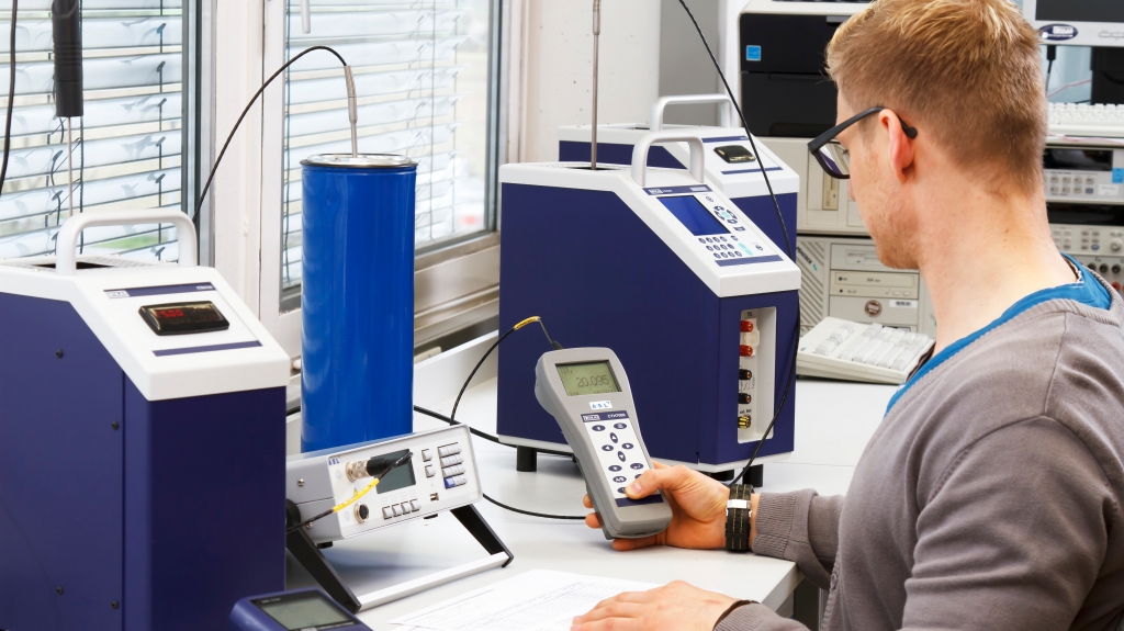 Operation of a temperature dry-well calibrator - WIKA blog